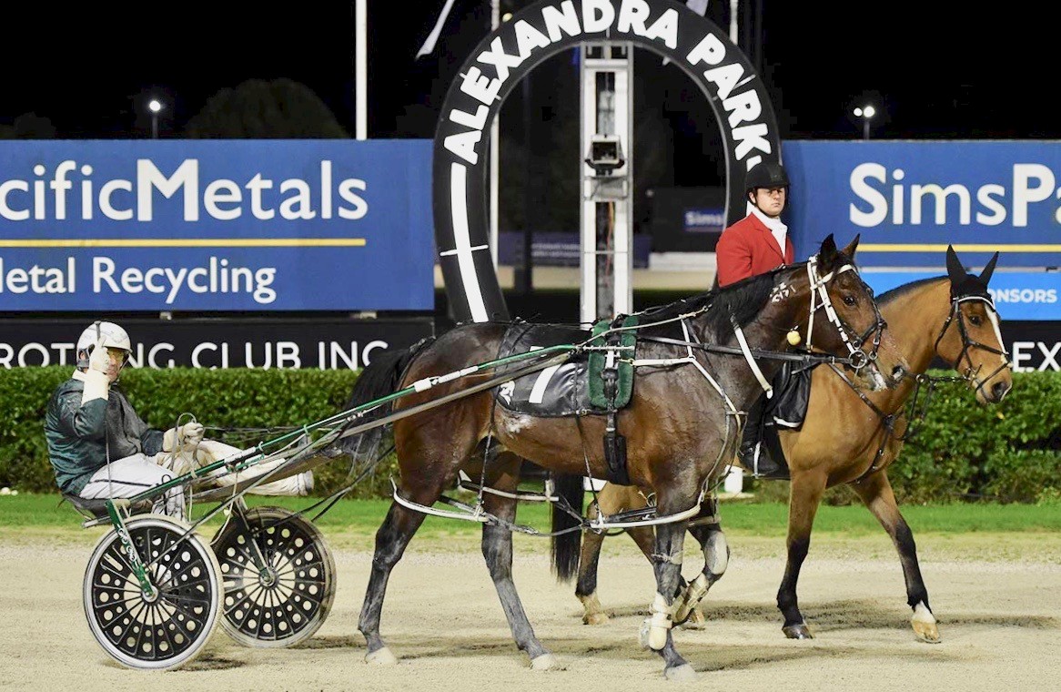 Class drop, small field, Zac on, everything points to Simply Sam ...